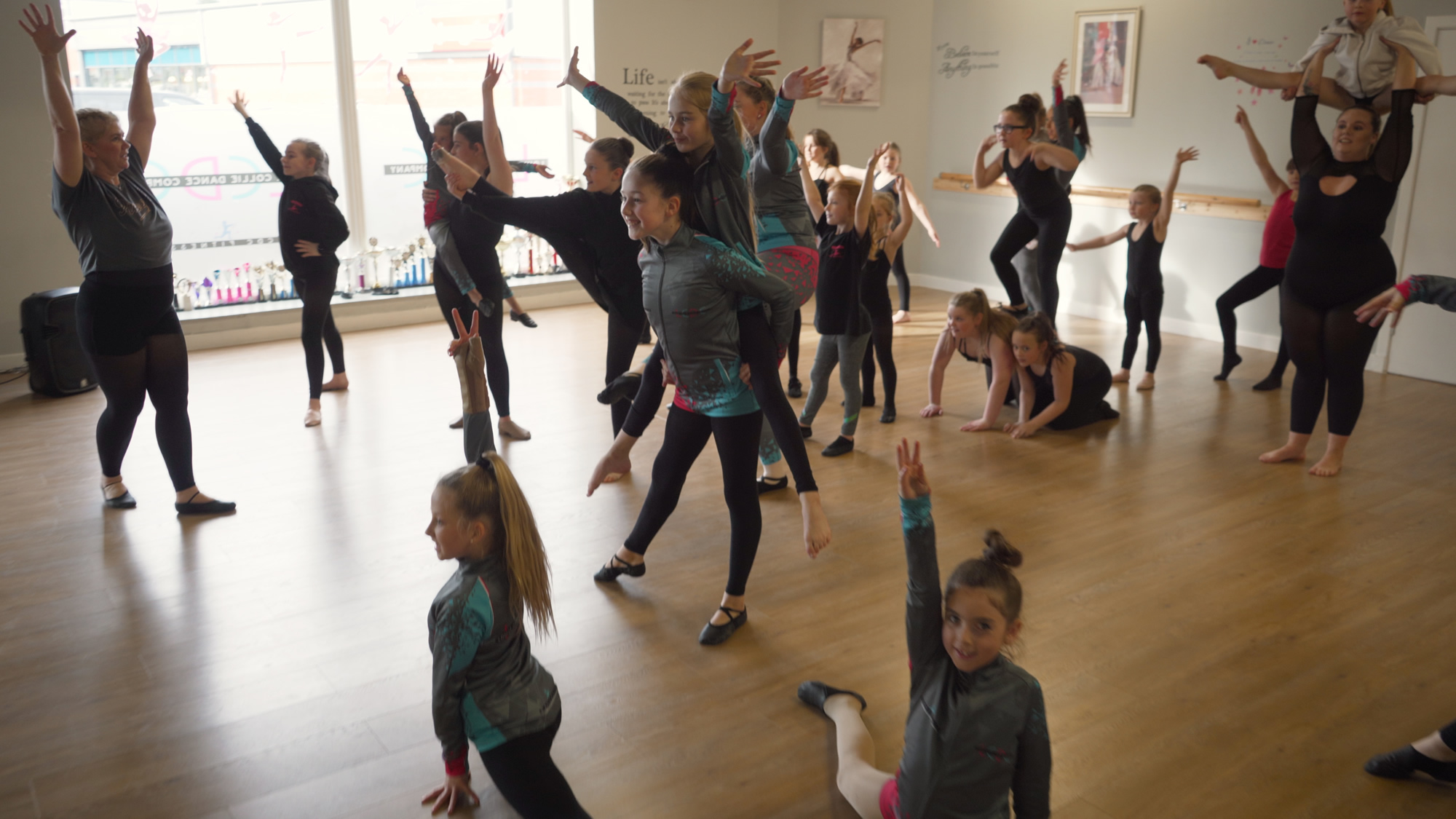 4 things you NEED to know about Dancercises new scholarship!!